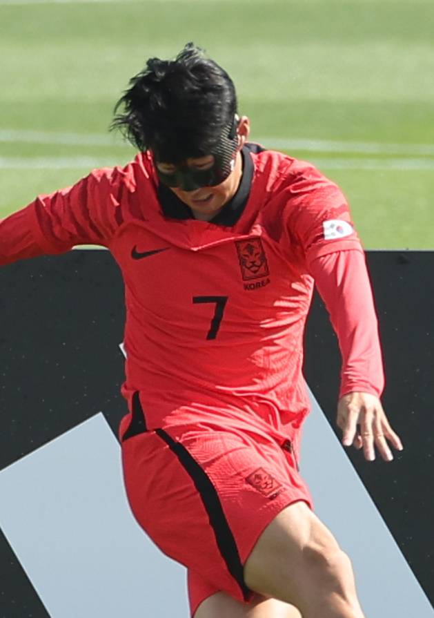 카타르 Now 손흥민 마스크 쓰고 공 찬다 英서도 화제 복귀 유력”