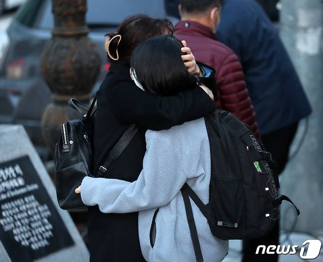 수험생 지나가니 길 터줘요 우리 아이 깨워주세요3번째 코로나 수능