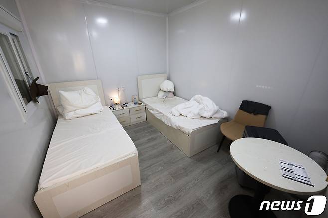 카타르 컨테이너 숙소 팬 빌리지 내부 모습