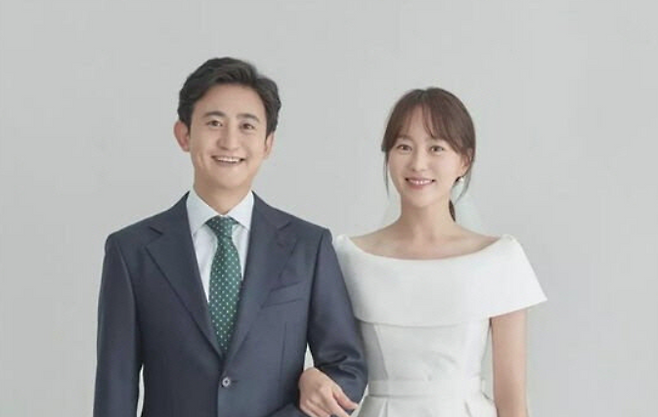 감독♥여배우 부부결혼 1년만에 임신소식경사 어썸클