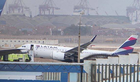 영상 페루 공항 활주로서 항공기와 소방차 충돌2명 사망