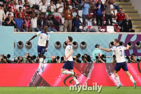 침대축구 박살 잉글랜드 벨링엄 사카 스털링 골→이란에 3 0 리드 전반 종료
