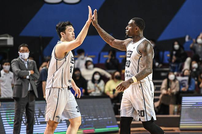 [게임 리포트] 선발 명단 '73점 합작' KCC, 반전 시동 걸다