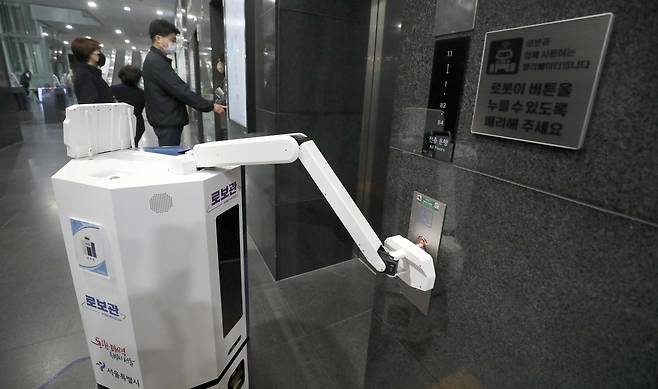 문서 배달 야간 순찰 서울시청에 ‘로봇 공무원 떴다