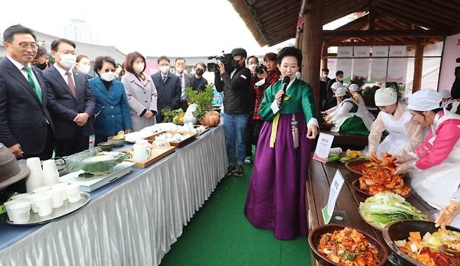 김치의 날 김치산업 세계로 뻗어가도록 지원 나설 것”