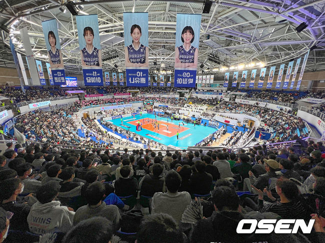 김천실내체육관 가득 메운 여자배구 팬들 사진