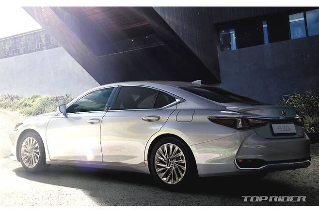 렉서스 ES 300h 2023년형 살펴보니, 후방 카메라 화질까지 개선 | 탑라이더