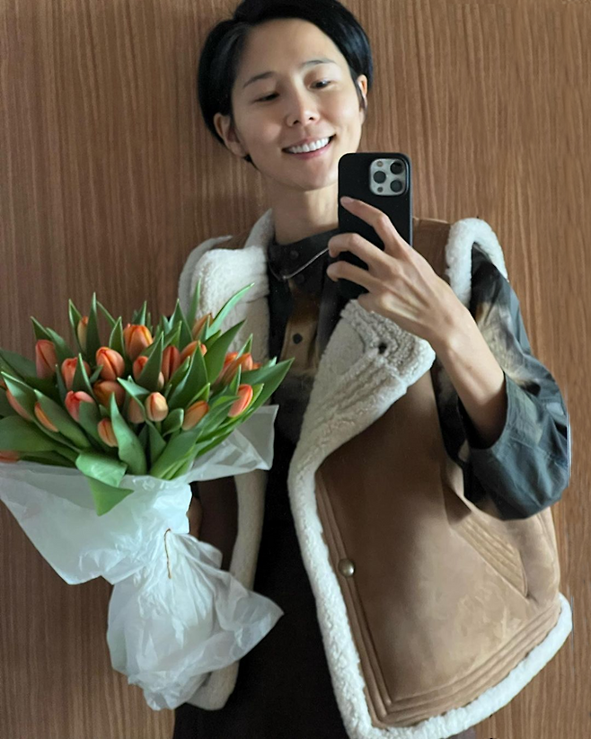 김나영 꽃다발 들고 활짝돌아온 무스탕 조끼로 멋낸 윈터룩 패션엔