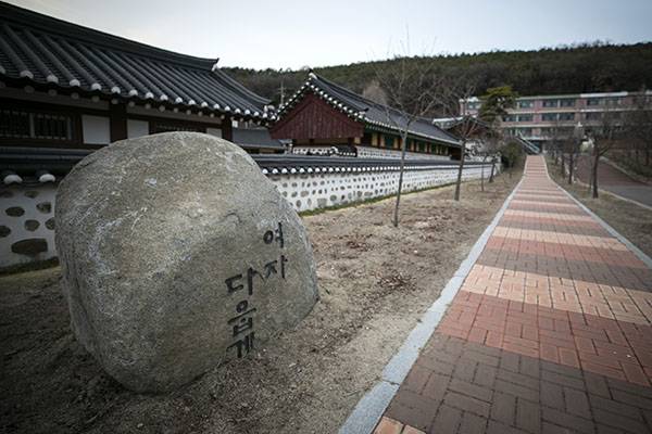 ‘여자다워라라는 교가를 바꾼 강화여고 학생들
