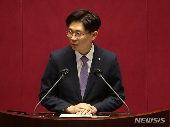 토론하는 조정훈 의원