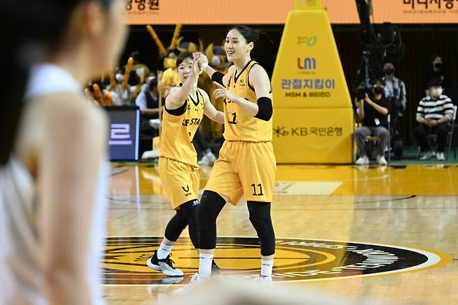 ‘BNK 연승 멈춰!’ KB스타즈, 19점 올린 김민정 앞세워 연패 탈출