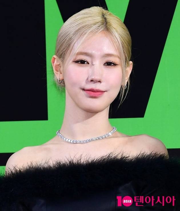 Ten 포토 여자아이들 미연 아름다운 오프숄더