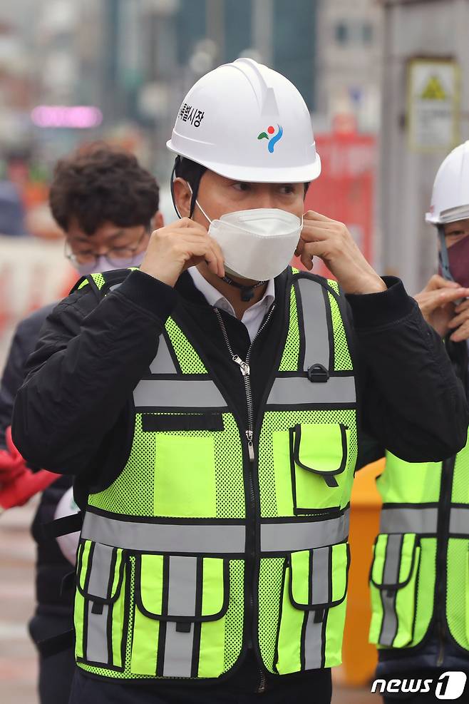 안전모 착용하는 오세훈 시장