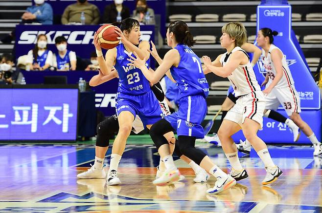 [뒷북STAT] 우리은행, WKBL 최초 4경기 연속 20점+ 차 승리