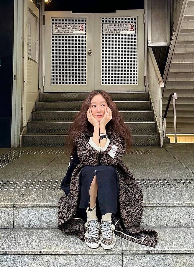 정려원 멈출수 없는 여행 본능 추워도 직진 레오파드 코트 일본 여행룩 패션엔