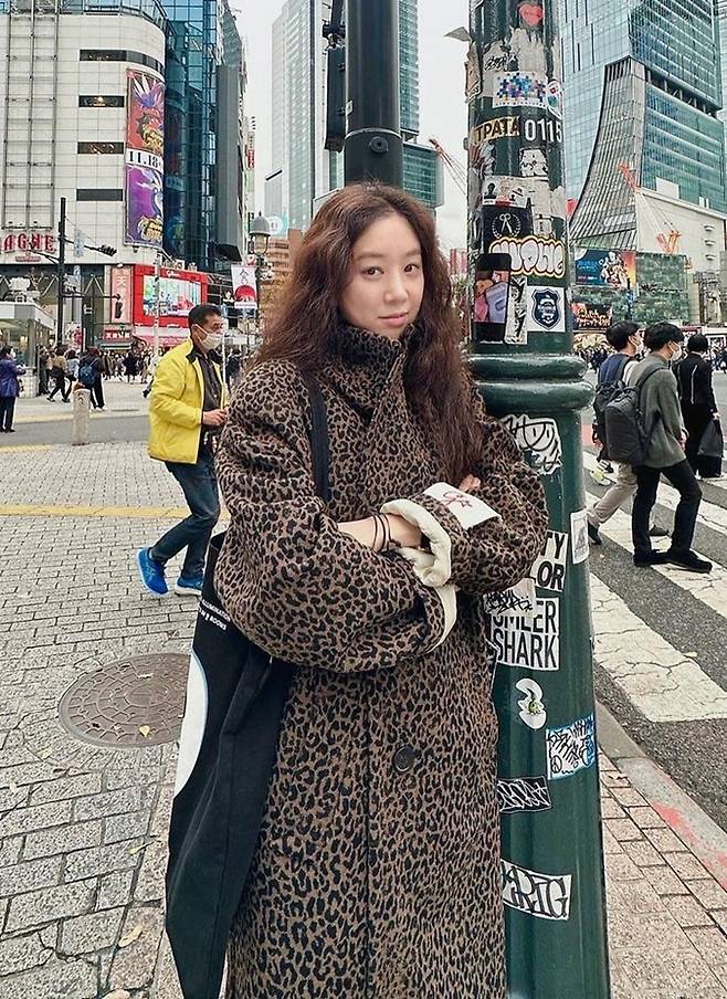 정려원 멈출수 없는 여행 본능 추워도 직진 레오파드 코트 일본 여행룩 패션엔