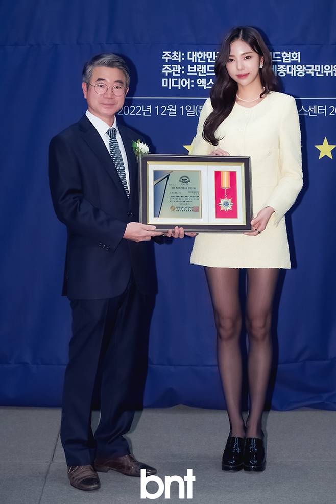 Bnt포토 기념촬영하는 이윤태 이사장 미스코리아 김고은베스트브랜드 어워즈