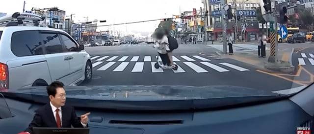 킥보드 1대에 여중생 3명속도 안 줄이고 무단횡단하다 쿵 아차車