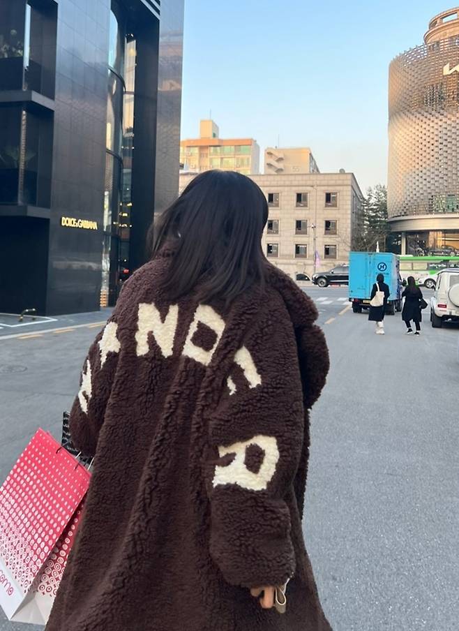 황신혜 본격 연말 준비 테디베어 코트로 분위기 낸 연말 쇼핑룩 패션엔