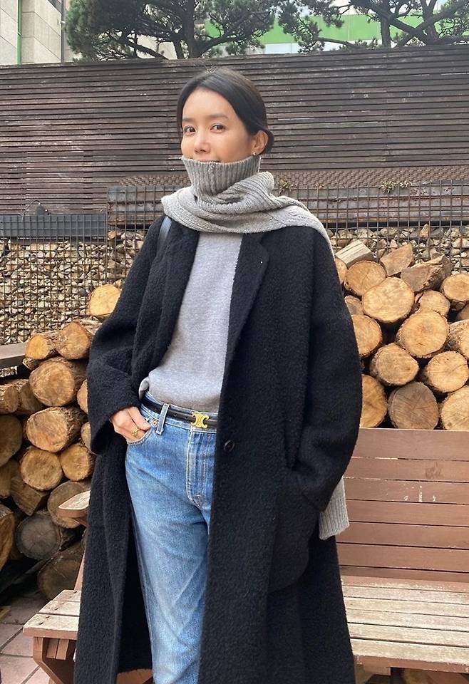 채정안 무심하게 둘러주면 끝 머플러로 완성한 얼죽코 패셔니스타 패션엔