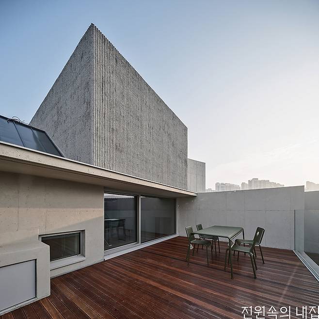 노출콘크리트 벽으로 감싸고 흐름으로 잇는 집 전원속의 내집