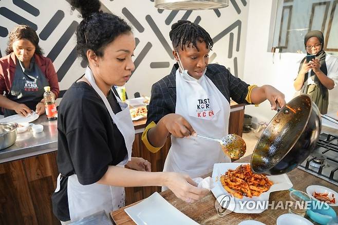 주나이지리아문화원 한식 요리교실 진행