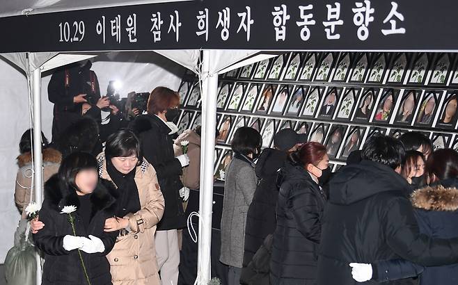 희생자 76명 영정사진 공개이태원 유족들 자체 분향소 운영