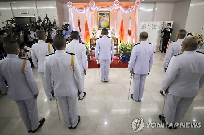 태국 공주 심장 이상으로 입원 쾌유 기원하는 장교들
