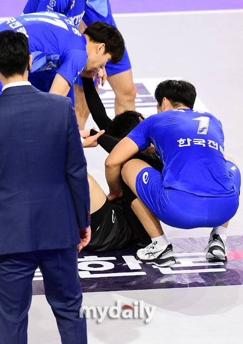 입술 터지고 세트 포인트 서브에이스 놓치고18개의 디그도 소용없네 곽경훈의 현장