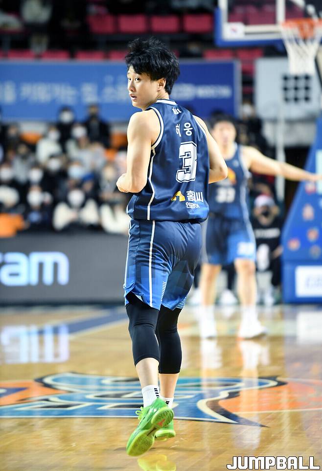 30점 라건아, KCC에 승리 안겨...KT 프로스퍼는 31점 분전