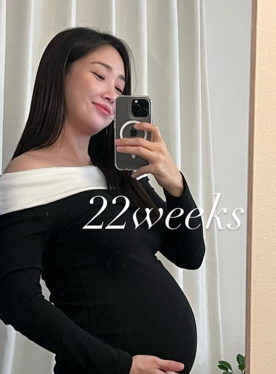 둘째임신 6개월차37세 연예인d라인 공개오프숄더블랙드레스흑발 어썸클