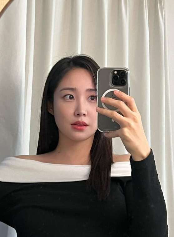 둘째임신 6개월차37세 연예인d라인 공개오프숄더블랙드레스흑발 어썸클