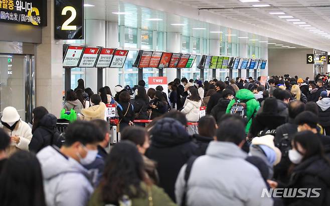 제주 강풍·폭설에 항공기 200여편 결항 1만여명 발 묶여24일까지 50㎝ 폭설종합