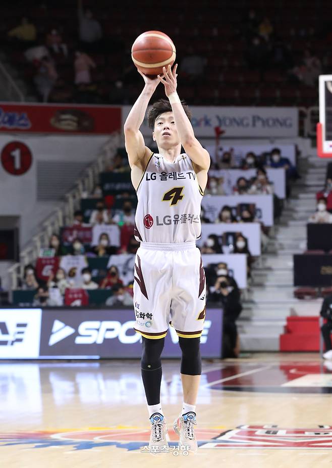 ‘이재도 17득점’ LG, 1위 KGC까지 잡았다···5연승 쾌속 질주[스경X라이브]