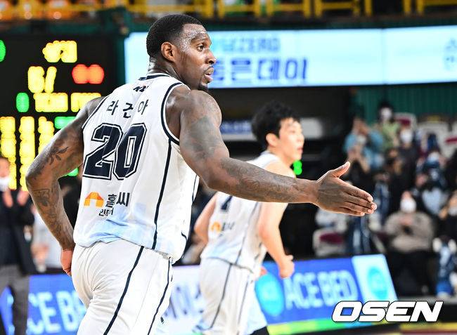 '허웅 23점-라건아 더블 더블' KCC, LG 6연승 저지...3연승 질주