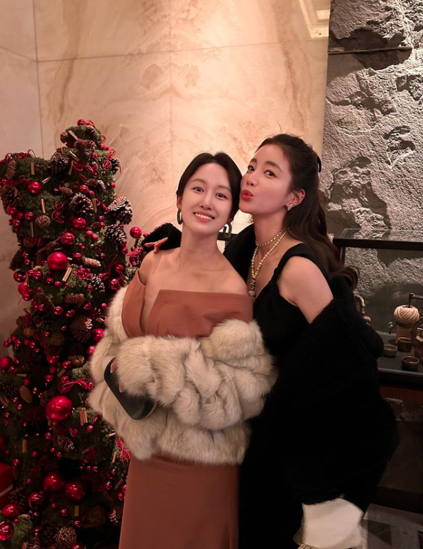출산 3개월전혜빈화려한 외출오프숄더 드레스룩 어썸클