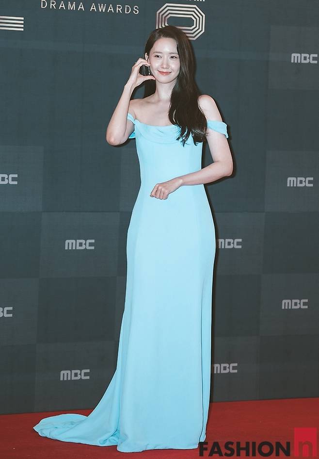 소녀시대 윤아 시상식 빛낸 블루 요정 ‘최우수연기상은 내꺼 패션엔