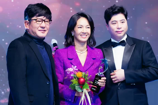 중성적인 이미지 덕에 여성팬 몰고 다니던 여배우의 현재 뉴스에이드