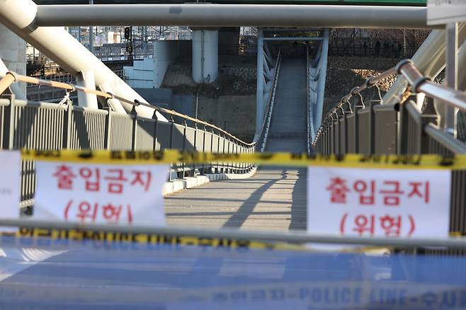 ‘엿가락된 신도림역 육교 보름전 안전 A등급 받았는데 돌연 ‘푹