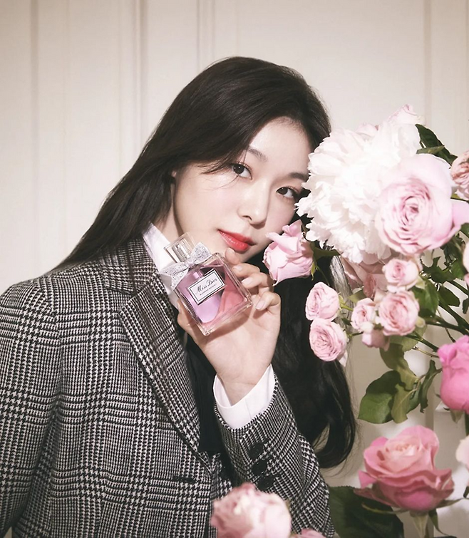 김연아 더 예뻐진 연느님 꽃보다 빛나는 품격있는 체크 슈트룩 패션엔
