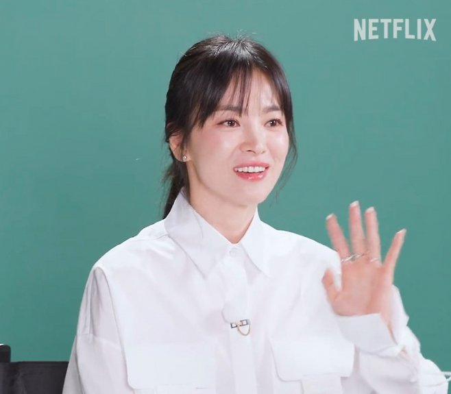 송혜교실물 이런 느낌인터뷰중 웃음 활짝화이트 셔츠룩 어썸클