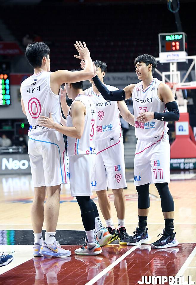 '6연승 질주' KT, 대어 KGC 낚았다