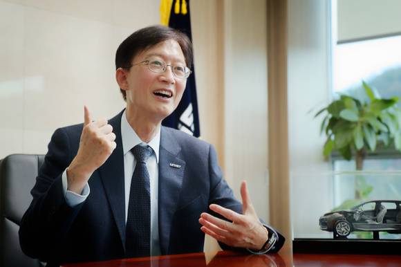 [인터뷰] 이용훈 UNIST 총장 "제대로 된 연구중심대학 만들어야"