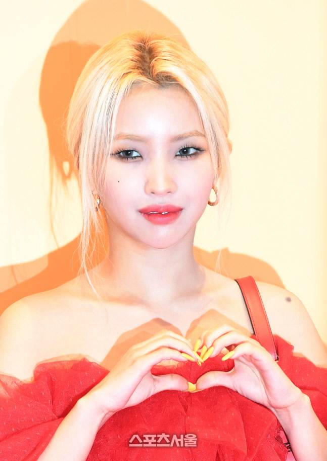 포토 여자아이들 전소연 사랑스럽게 하트