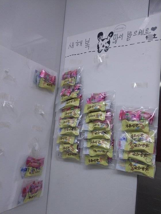 엘리베이터에 과자 주렁주렁용돈 털어 선물한 초등생 산타