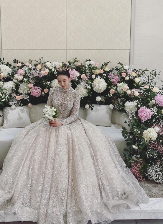 9살 연상과 1월 깜짝 결혼♥한 걸그룹 출신웨딩사진속 순백자태 어썸클