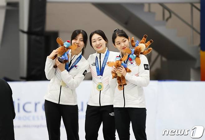 쇼트트랙 간판 최민정 동계유니버시아드 2관왕혼성계주는 실격
