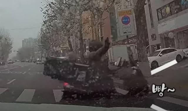 거동 불편한 노인 횡단보도 건너자달리는 차 막아세운 라이더 아차車
