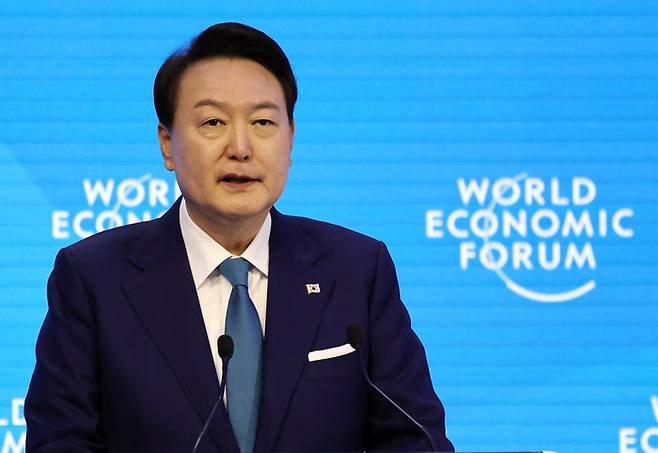 ‘uae 적은 이란 논란에도 尹지지율 ‘이상 무여론 살펴보니