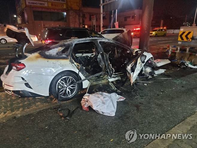 도로변 표지판 철제 기둥 받고 불에 탄 렌터카